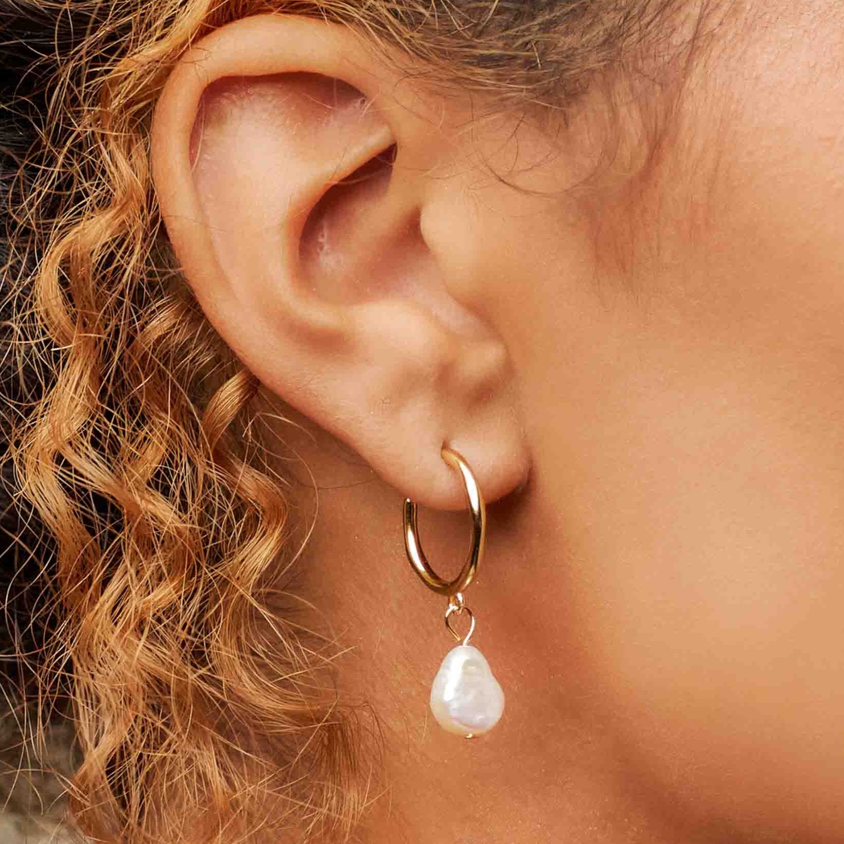 FRESHWATER PEARL GOLD HOOP EARRINGS | Minimalist Everyday Jewelry